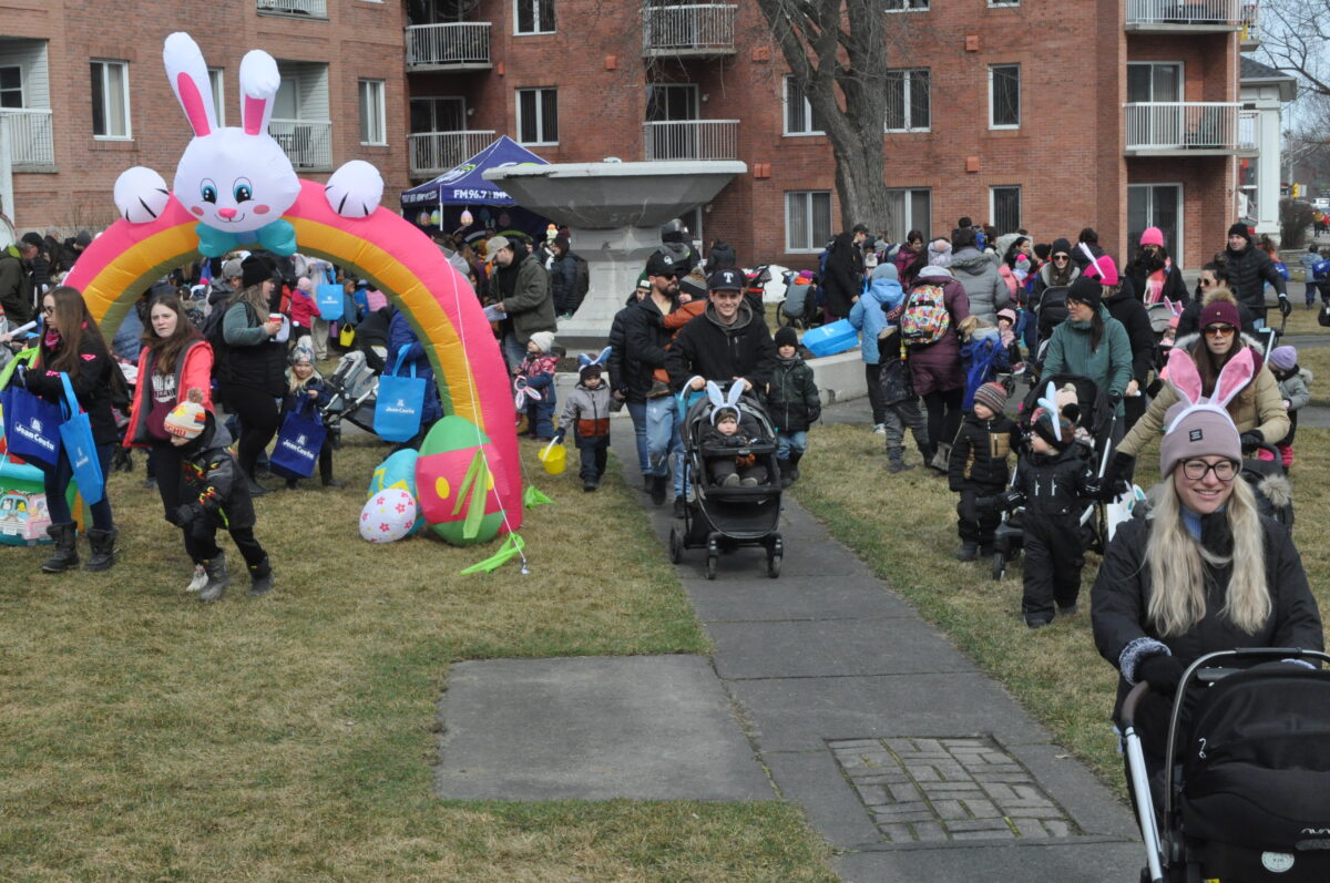 DES JEUNES ENVAHISSENT LE CENTRE-VILLE DE COATICOOK POUR LA COCO COURSE - CIGN FM96.7
